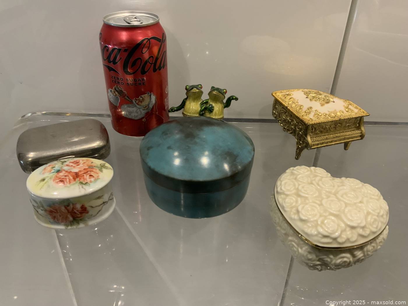 Six vintage decorative trinket boxes | Maxsold