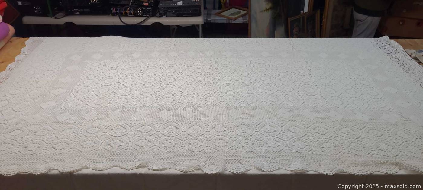 8 vintage handmade crochet lace tablecloths | Maxsold