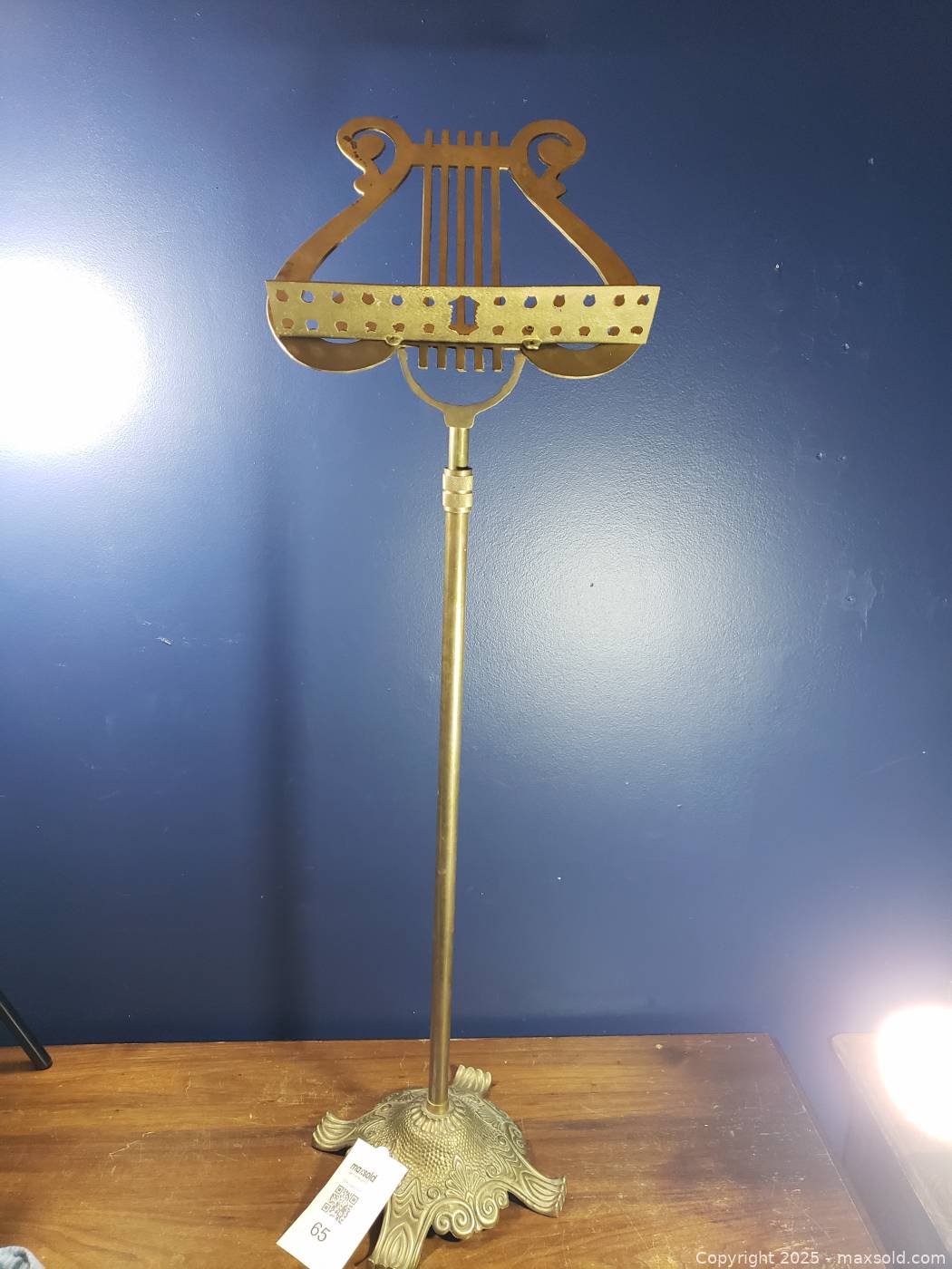 Brass lyre-style telescoping sheet music stand | Maxsold