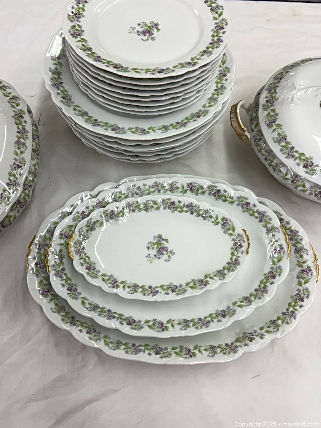 Limoges France porcelain dinnerware 20-piece set | Maxsold