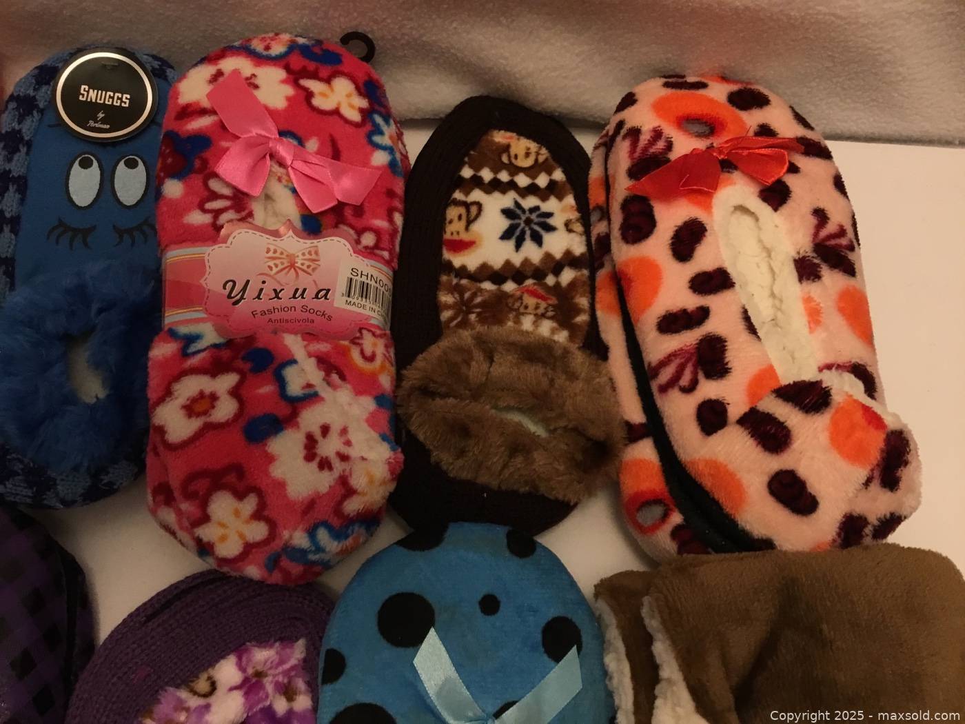 10 assorted size 36-41 slippers | Maxsold