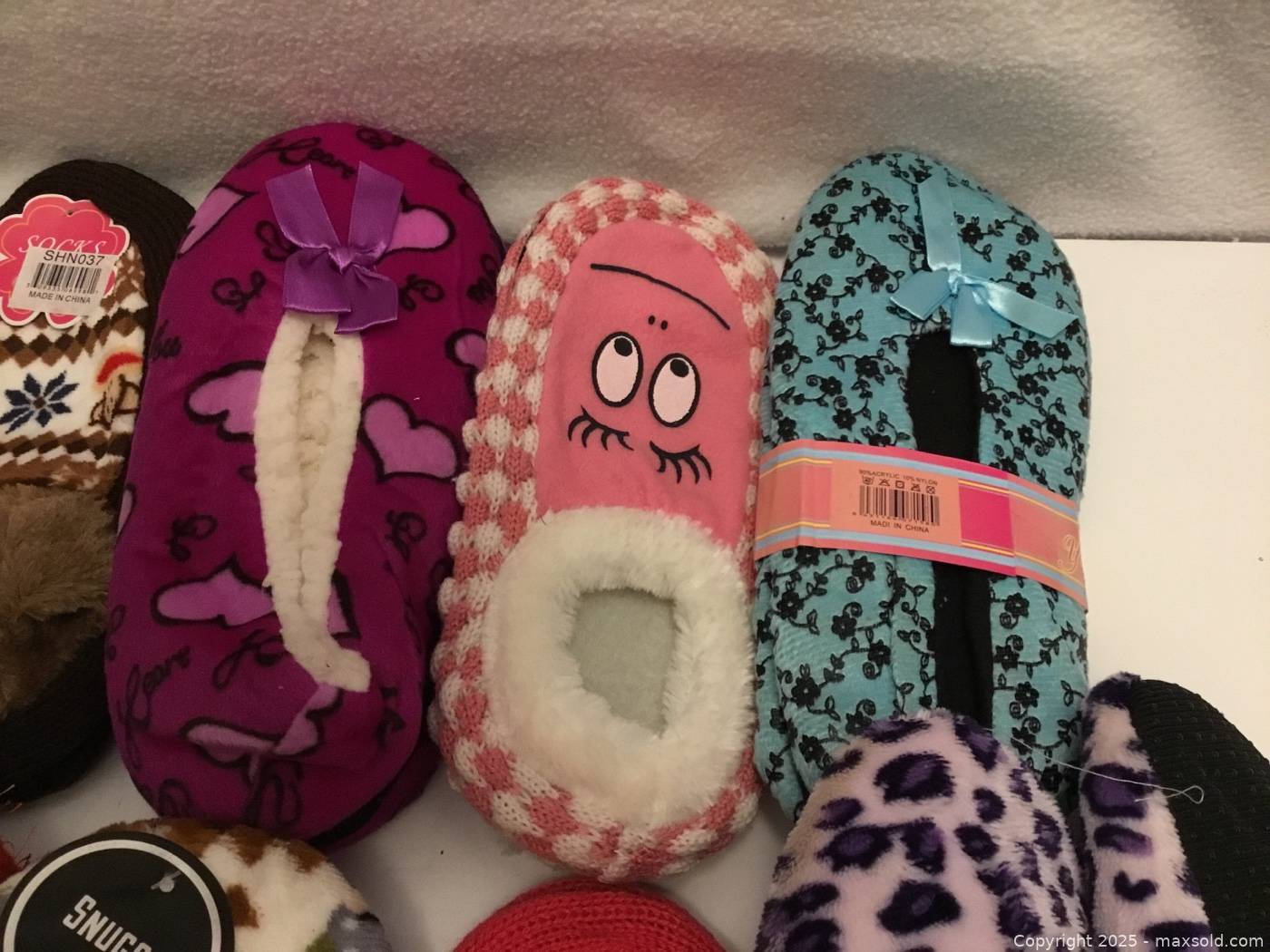 Assorted slippers 10 pairs new | Maxsold