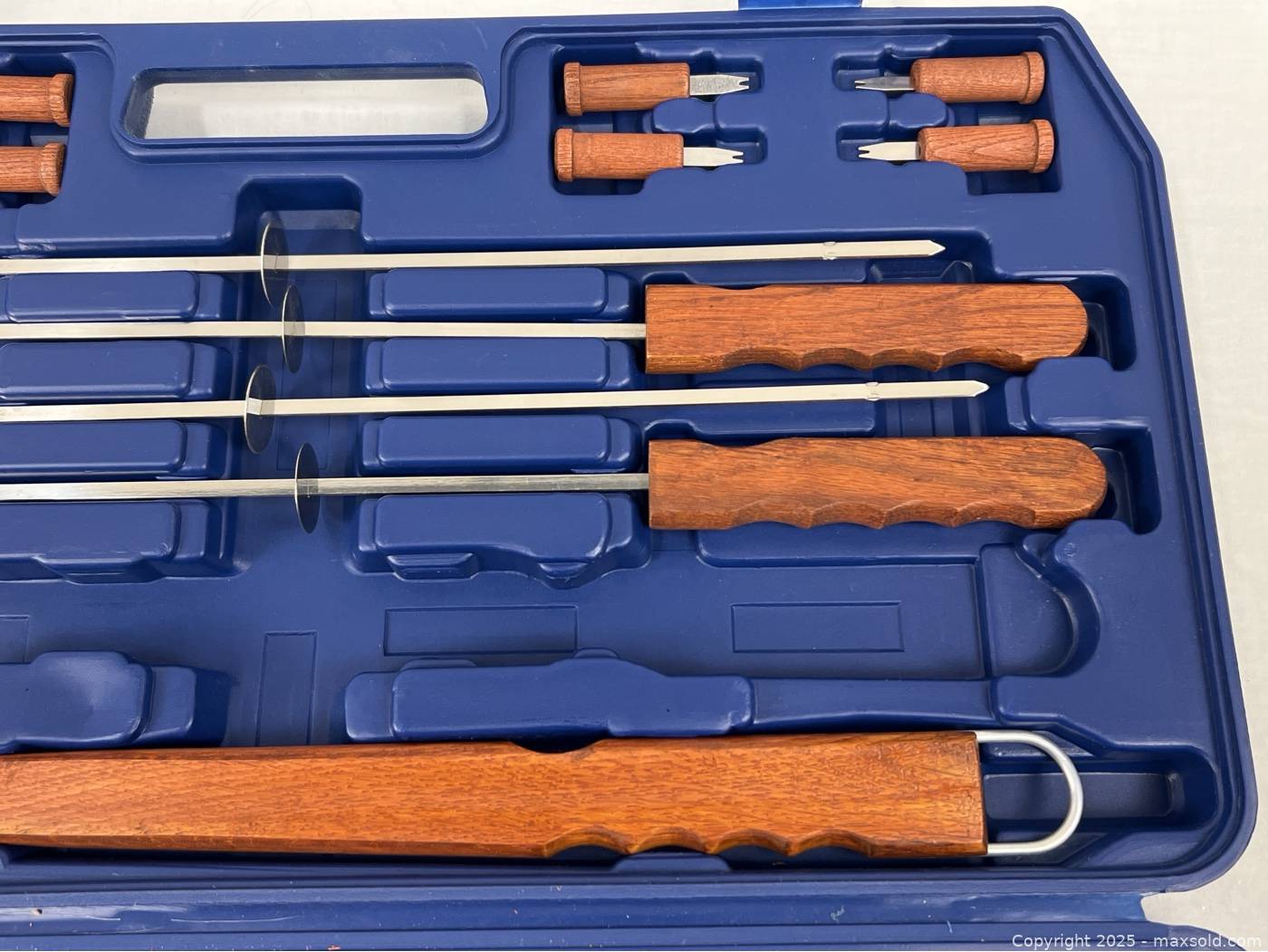 17-piece barbecue tool set with case | Maxsold