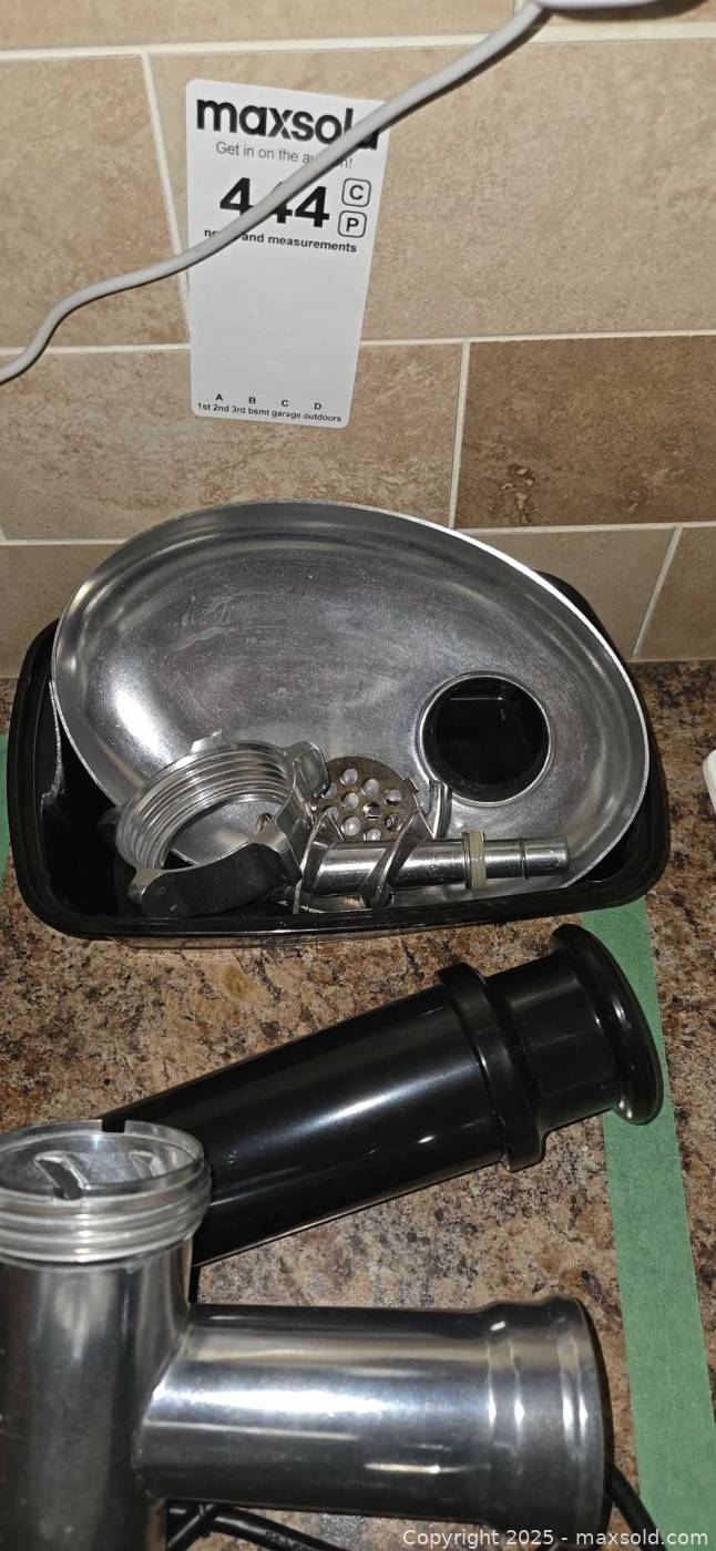 Deni Model 3301 electric meat grinder | Maxsold