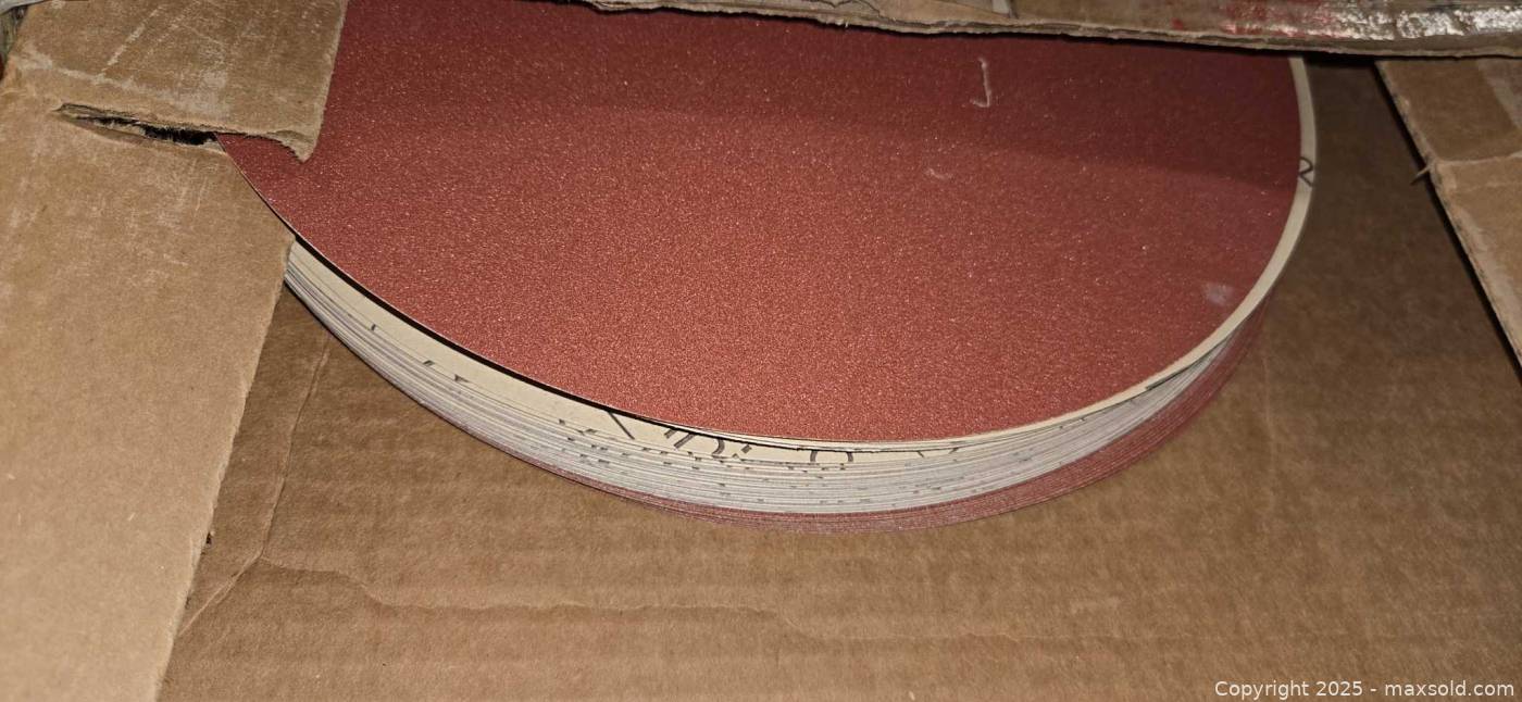 Box of sanding discs, circular saw blades and assorted hardware | Maxsold