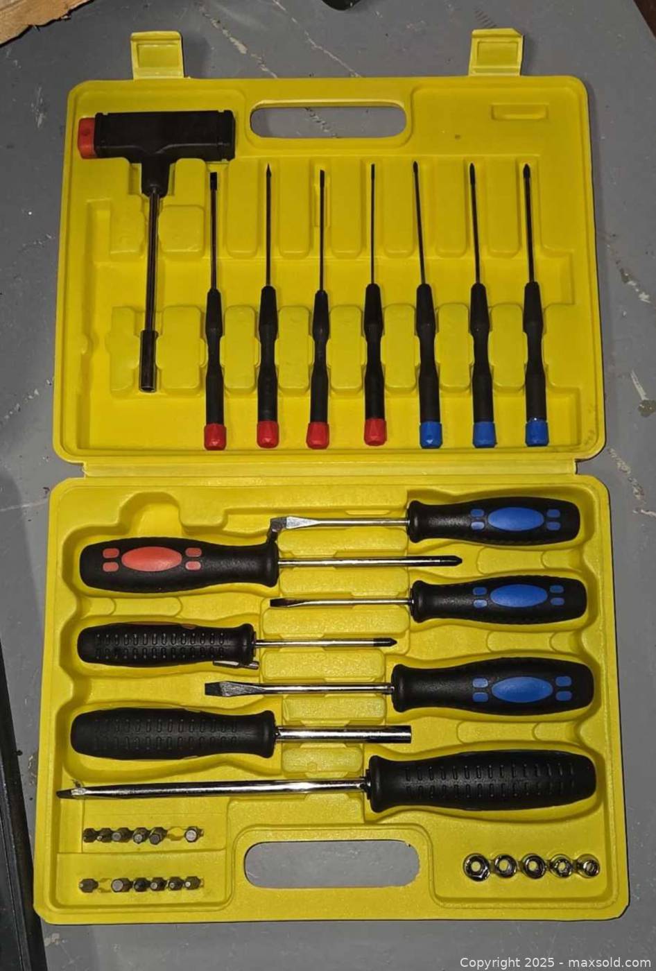 Mastercraft 7.2V cordless drill, screwdriver and bit sets | Maxsold