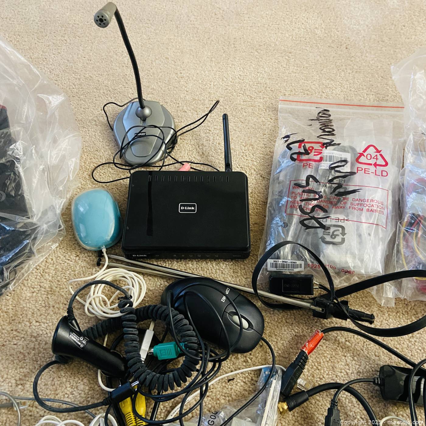 Misc cables and electronic accessories | Maxsold