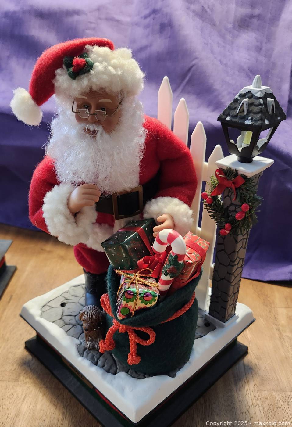 1993 light-up musical Santas and “Jolly” letters | Maxsold