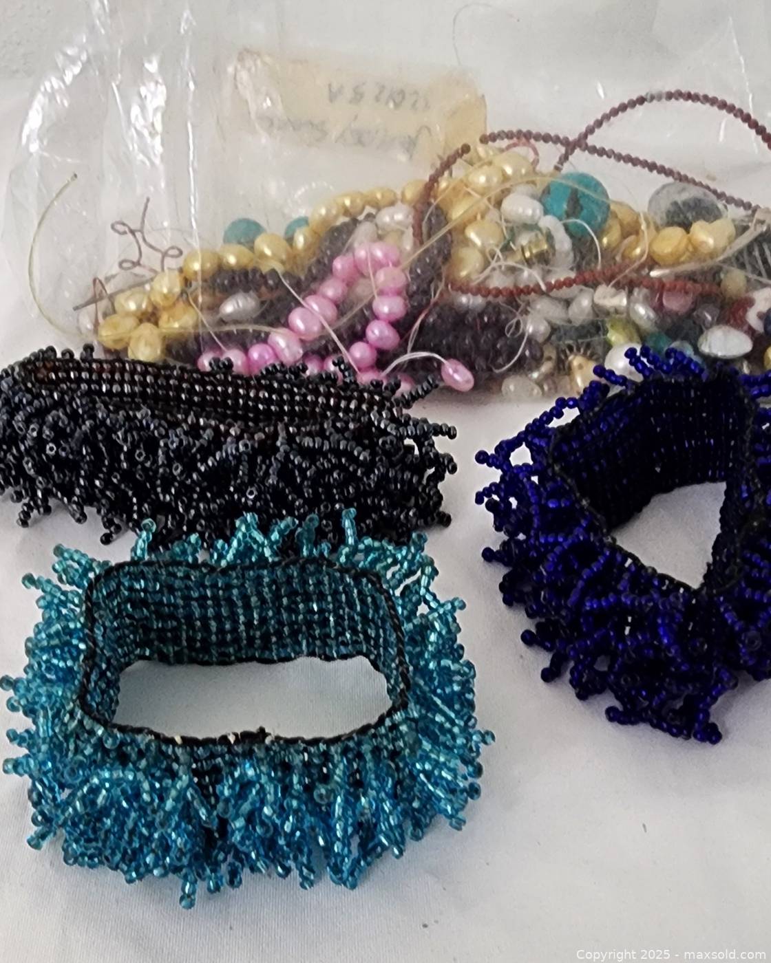 Beaded bracelets and assorted loose beads | Maxsold
