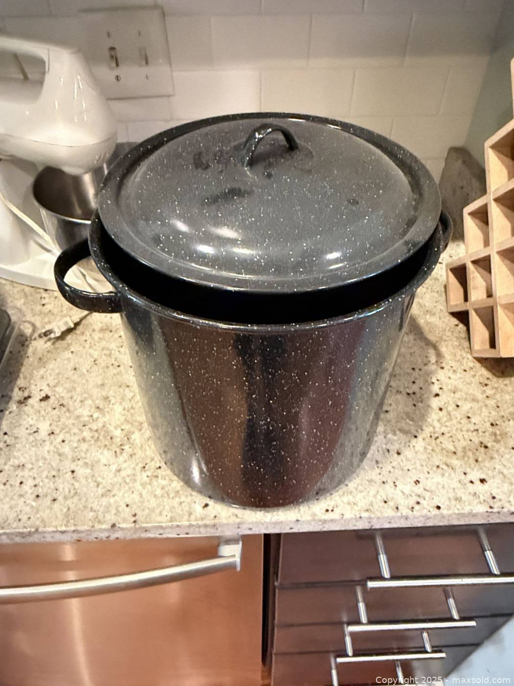 Large graniteware enamel stock pot with lid | Maxsold