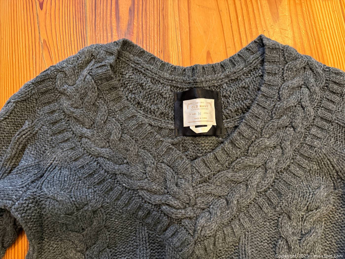 Old Navy women’s cable knit sweater M | Maxsold
