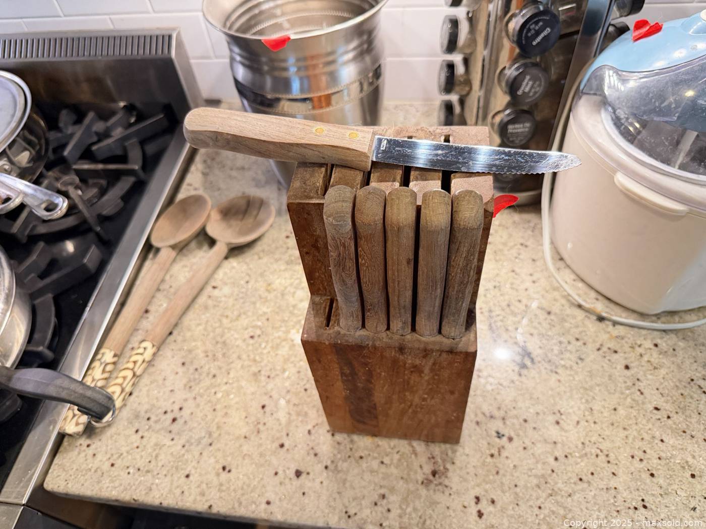 Wood knife block with 6 serrated knives | Maxsold