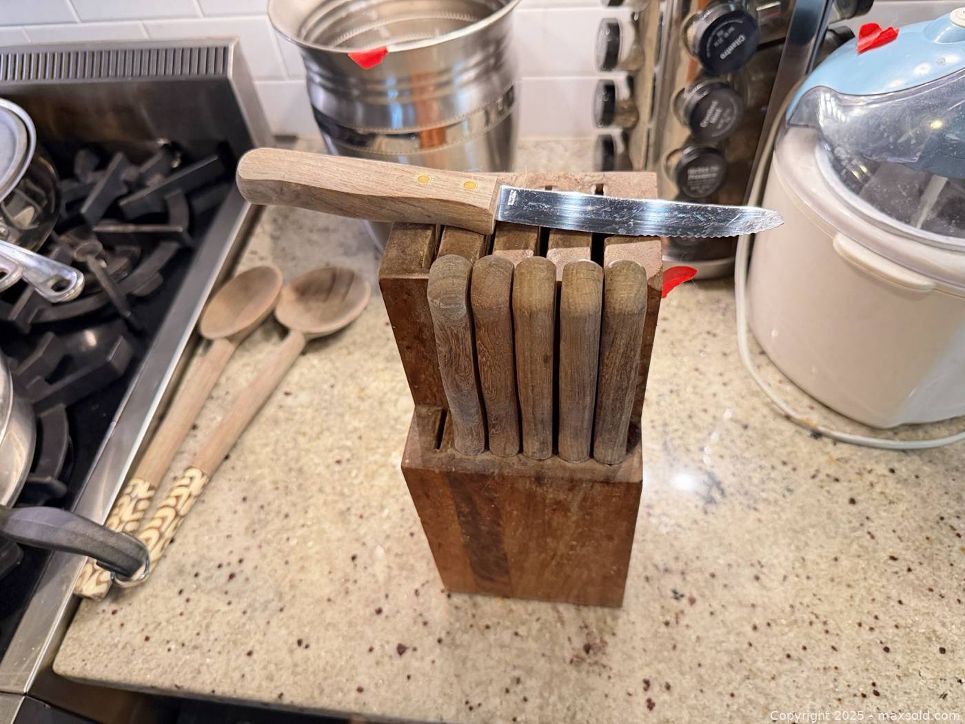 Wood knife block with 6 serrated knives | Maxsold