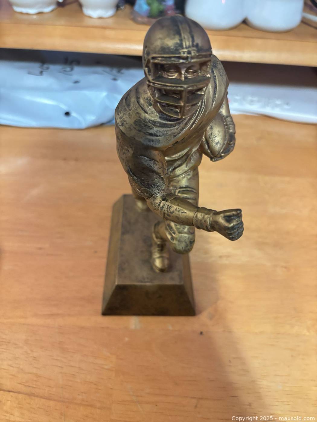 Vintage gold-tone football running back statue | Maxsold