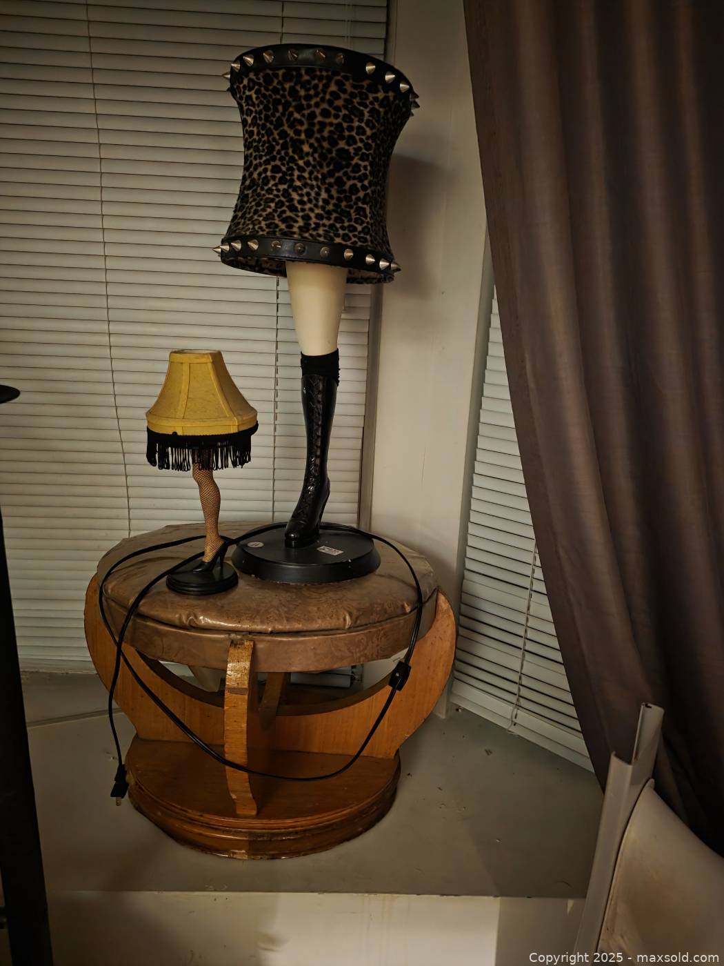 2 novelty leg lamps and round ottoman | Maxsold