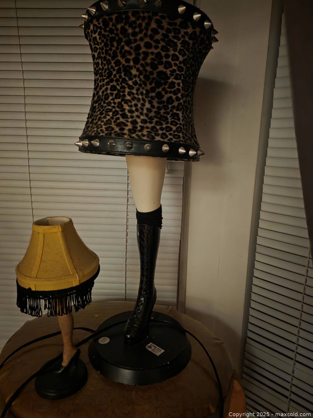 2 novelty leg lamps and round ottoman | Maxsold