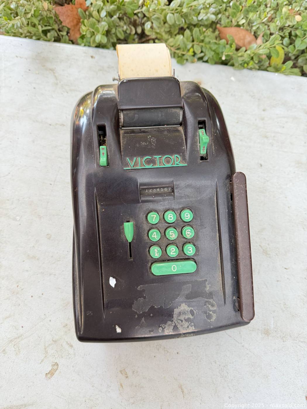Victor bakelite desktop adding machine | Maxsold