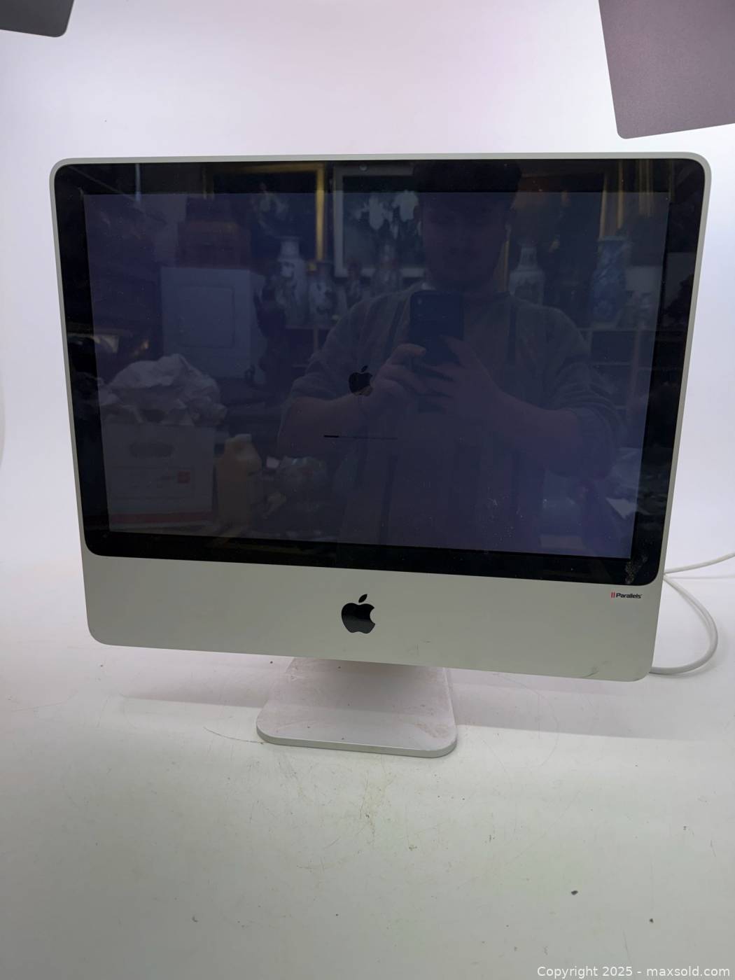Apple iMac desktop computer | Maxsold