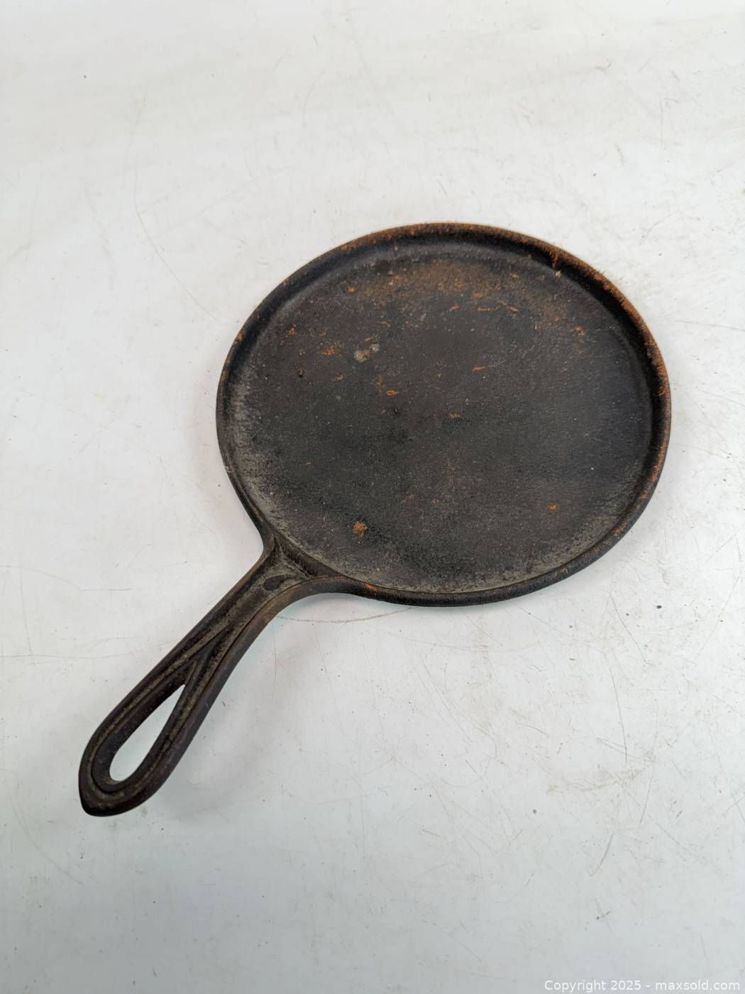 Cast iron No. 7 gate-marked griddle | Maxsold