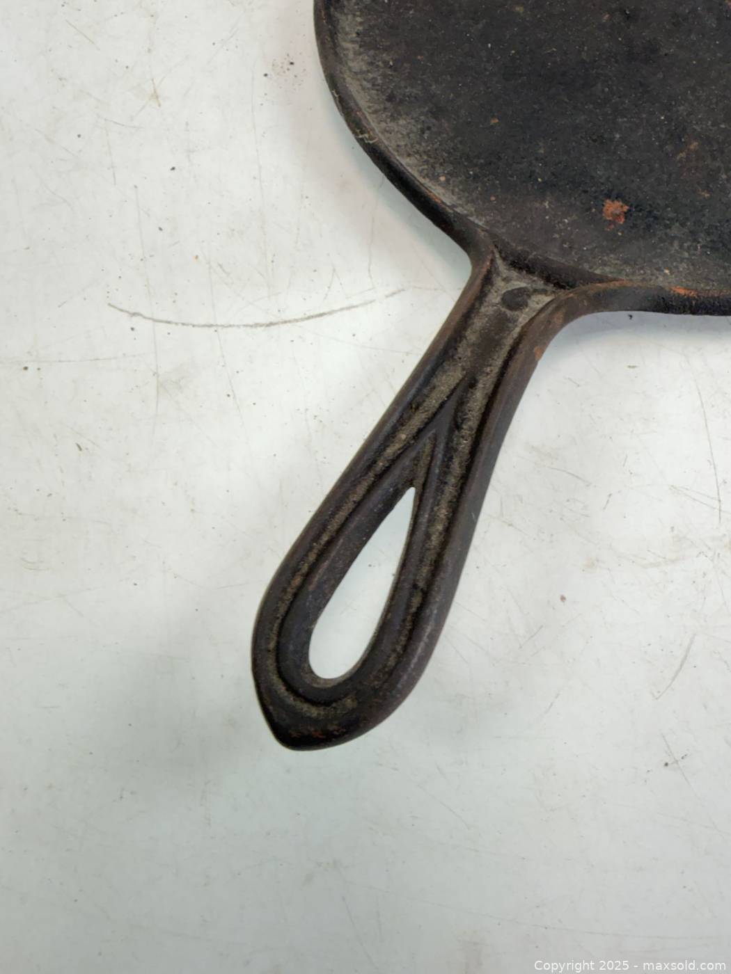 Cast iron No. 7 gate-marked griddle | Maxsold