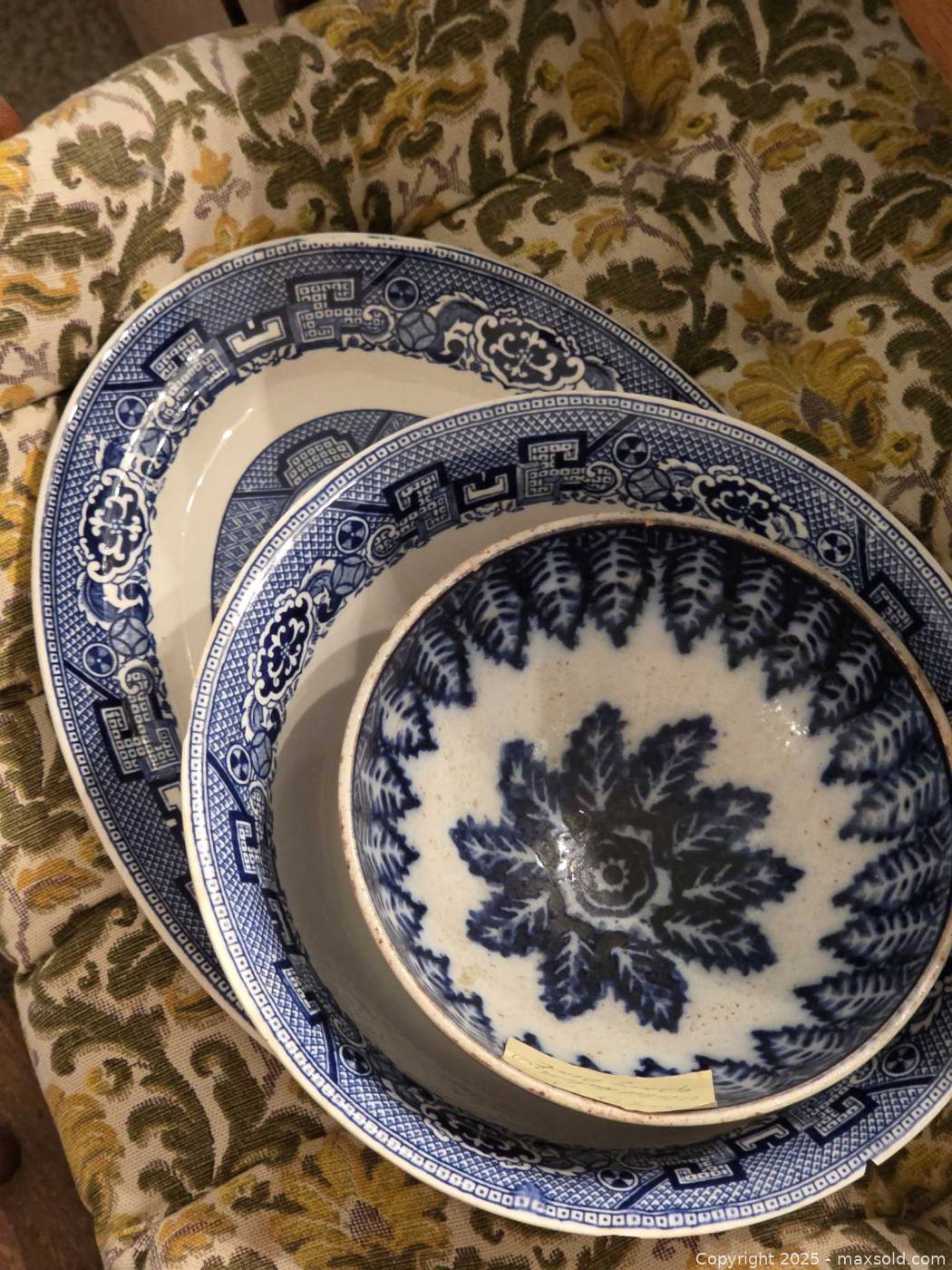 Blue willow pattern dishware assortment | Maxsold
