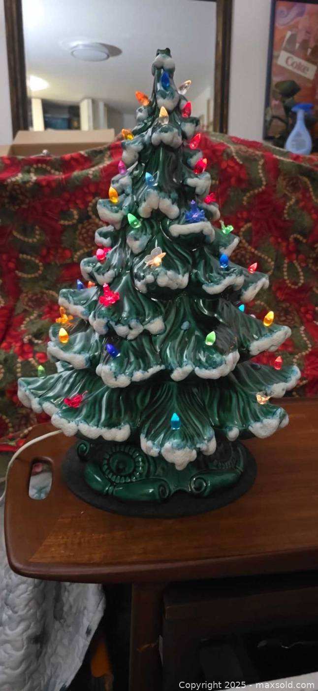 Atlantic 1974 ceramic light-up Christmas tree | Maxsold