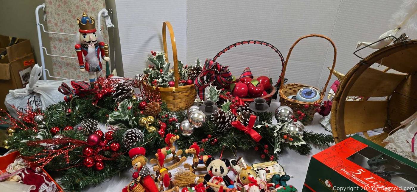 Assorted Christmas decorations | Maxsold