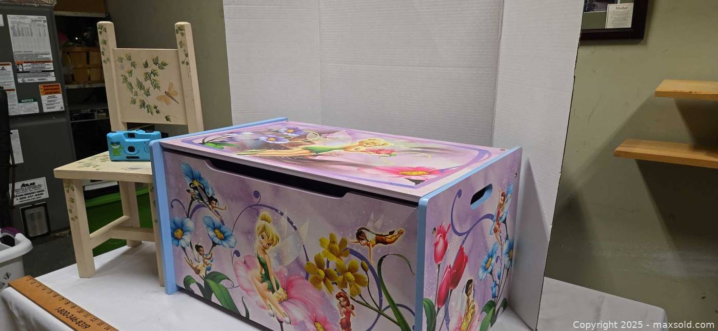 Disney Tinker Bell toy chest, child chair and toy camera | Maxsold