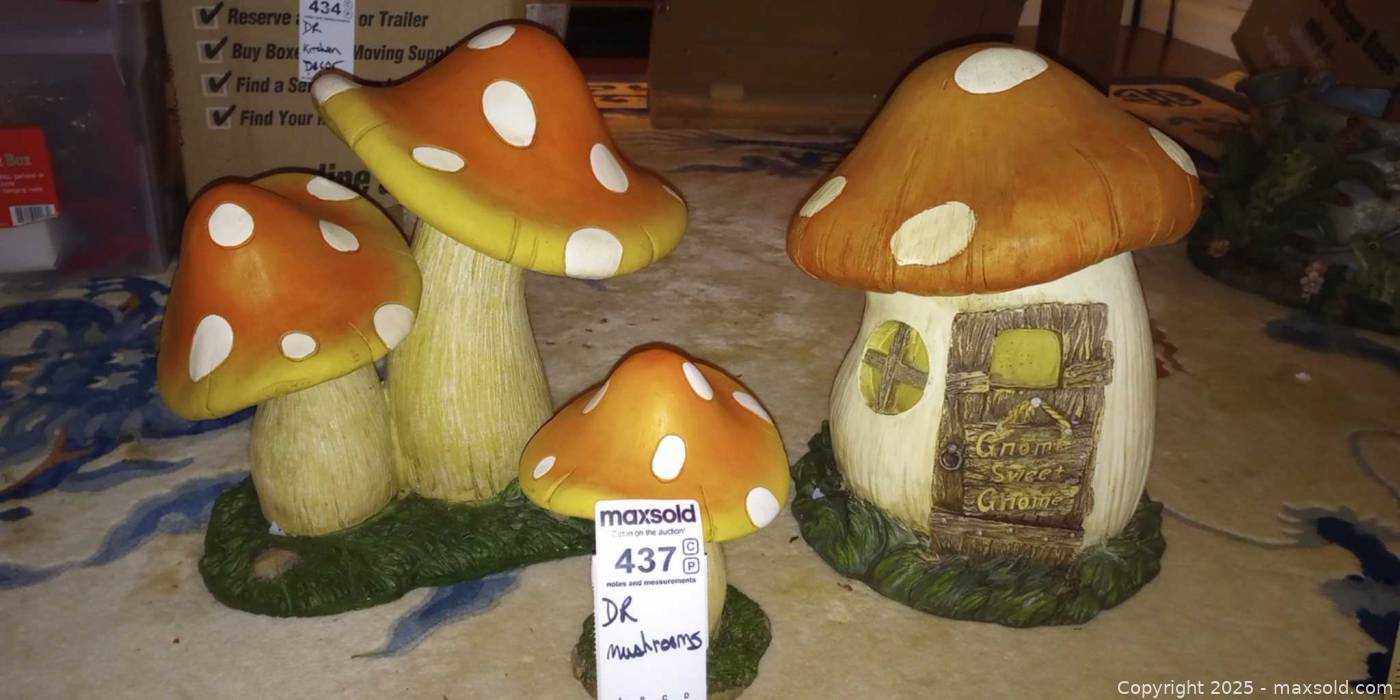 Decorative resin mushroom garden statues | Maxsold