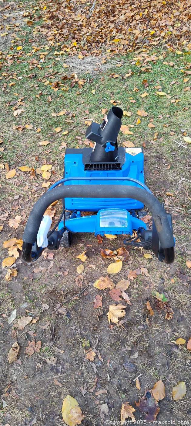 Snow Joe 40-Volt Max 18-Inch Cordless Snow Blower | Maxsold