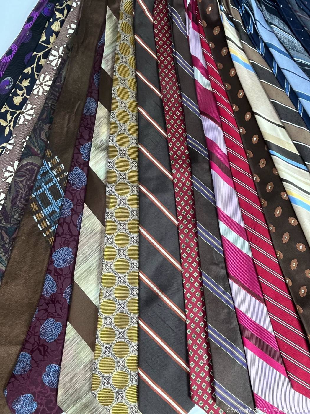 Assorted men’s neckties, 21 pieces | Maxsold
