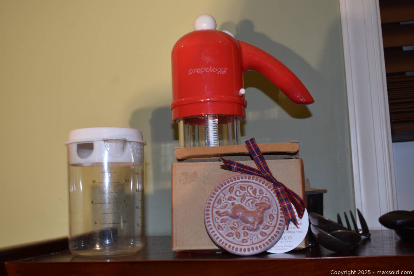 Cast iron kettle, griddle, Prepology chopper and assorted utensils ...
