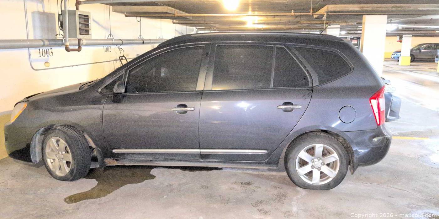 2008 Kia Rondo EX with Thule Roof Rack | Maxsold