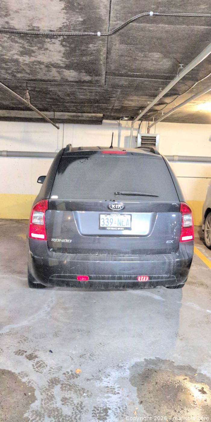 2008 Kia Rondo EX with Thule Roof Rack | Maxsold