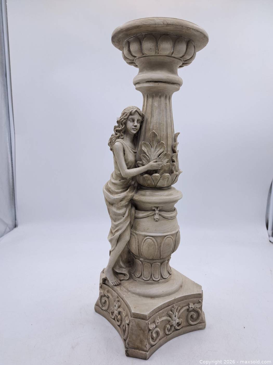 Garden Trend cast resin pedestal 22 in | Maxsold