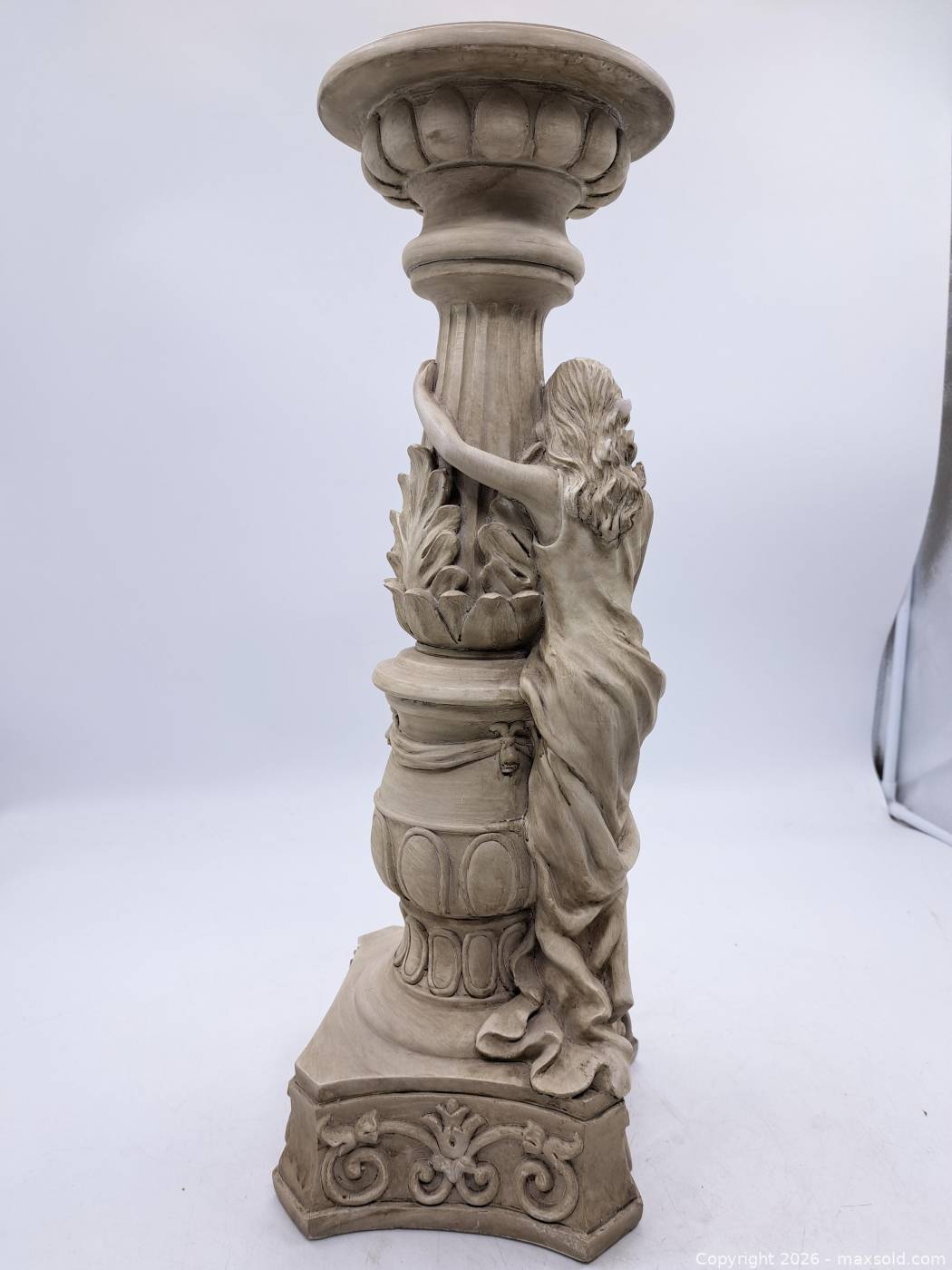 Garden Trend cast resin pedestal 22 in | Maxsold