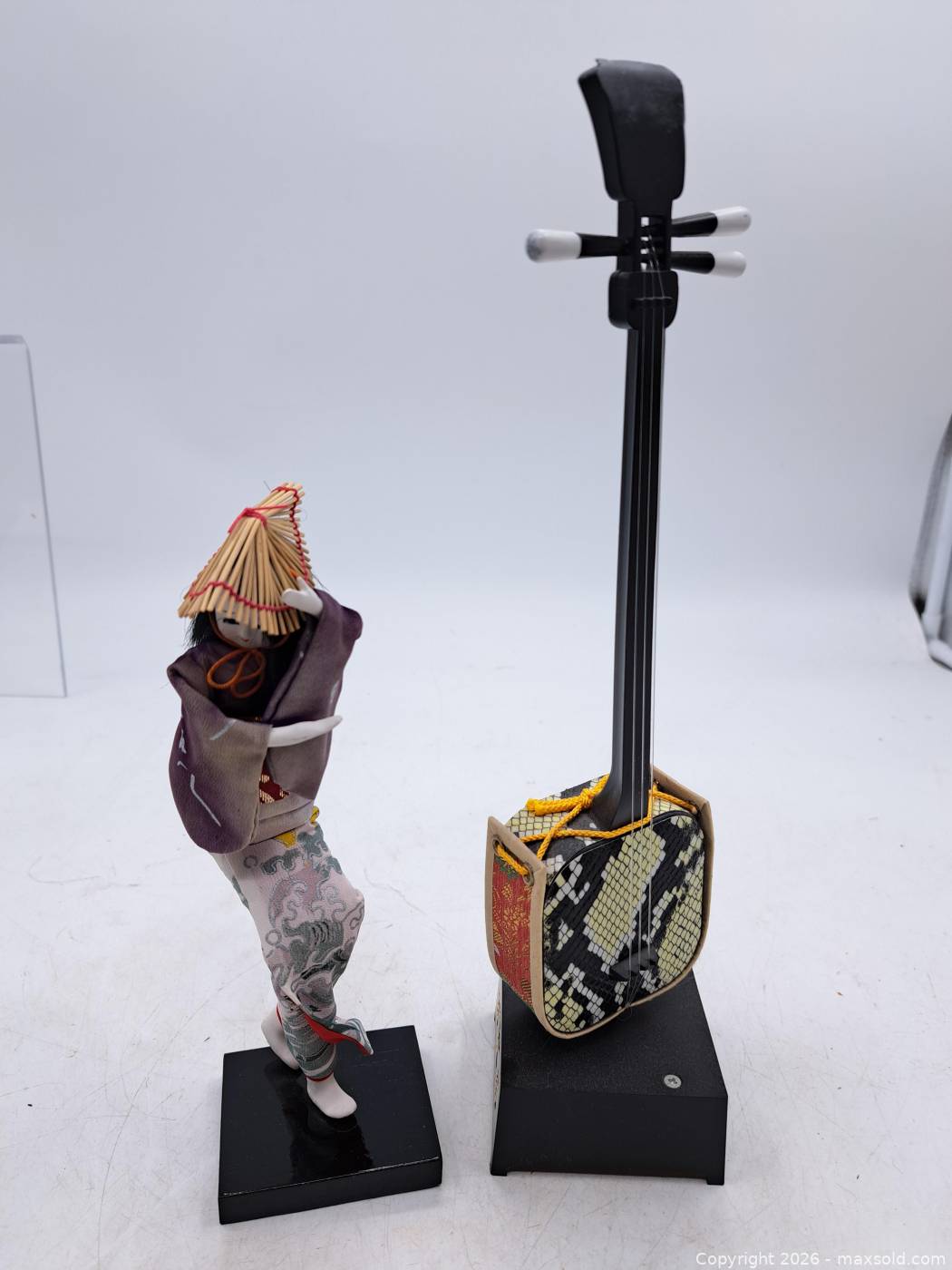Japanese Geisha Doll and Shamisen Music Box | Maxsold