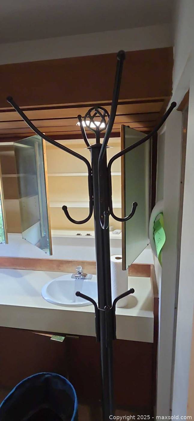 Coat rack, hamper, trash can, umbrella holder, mats | Maxsold