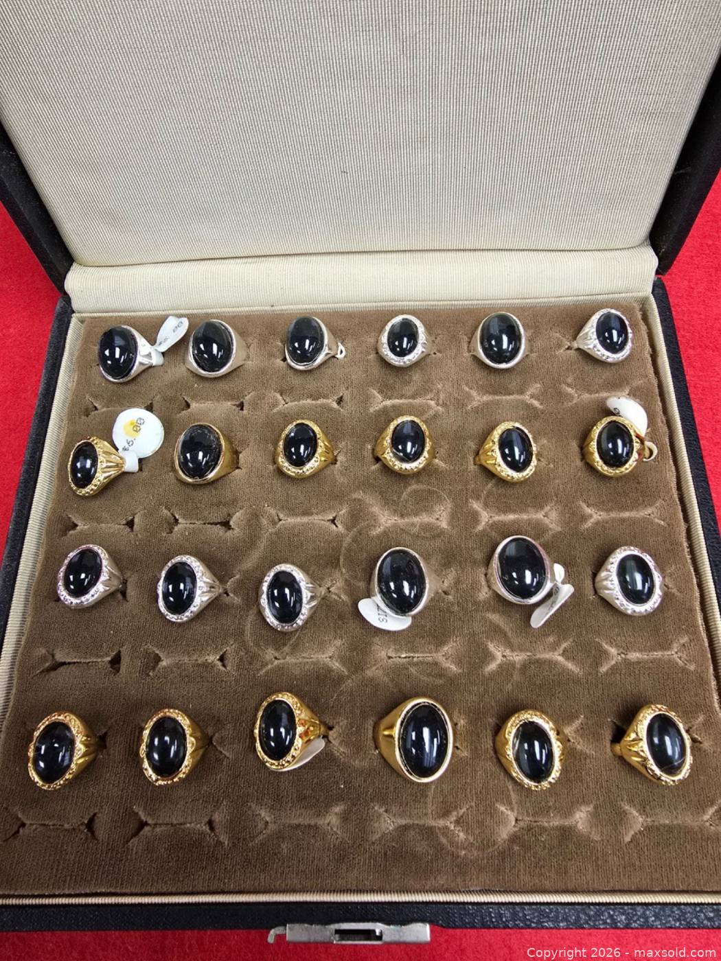 25 mood rings with presentation case | Maxsold