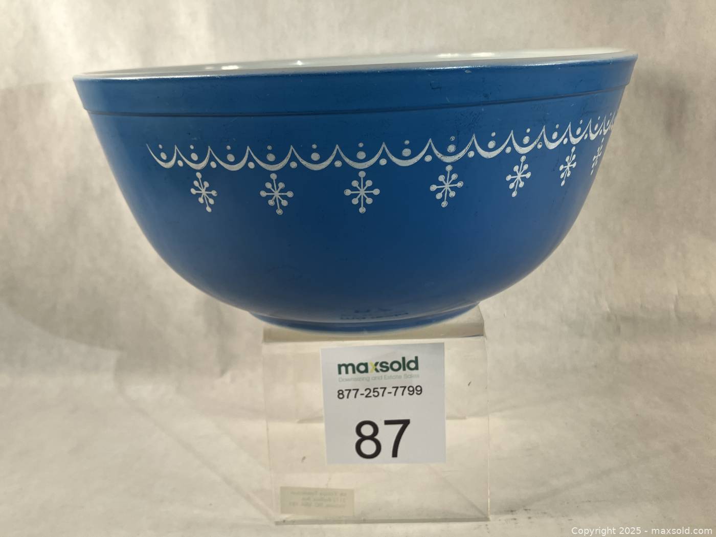 Pyrex Snowflake Garland Mixing Bowl 403 2.5 qt | Maxsold