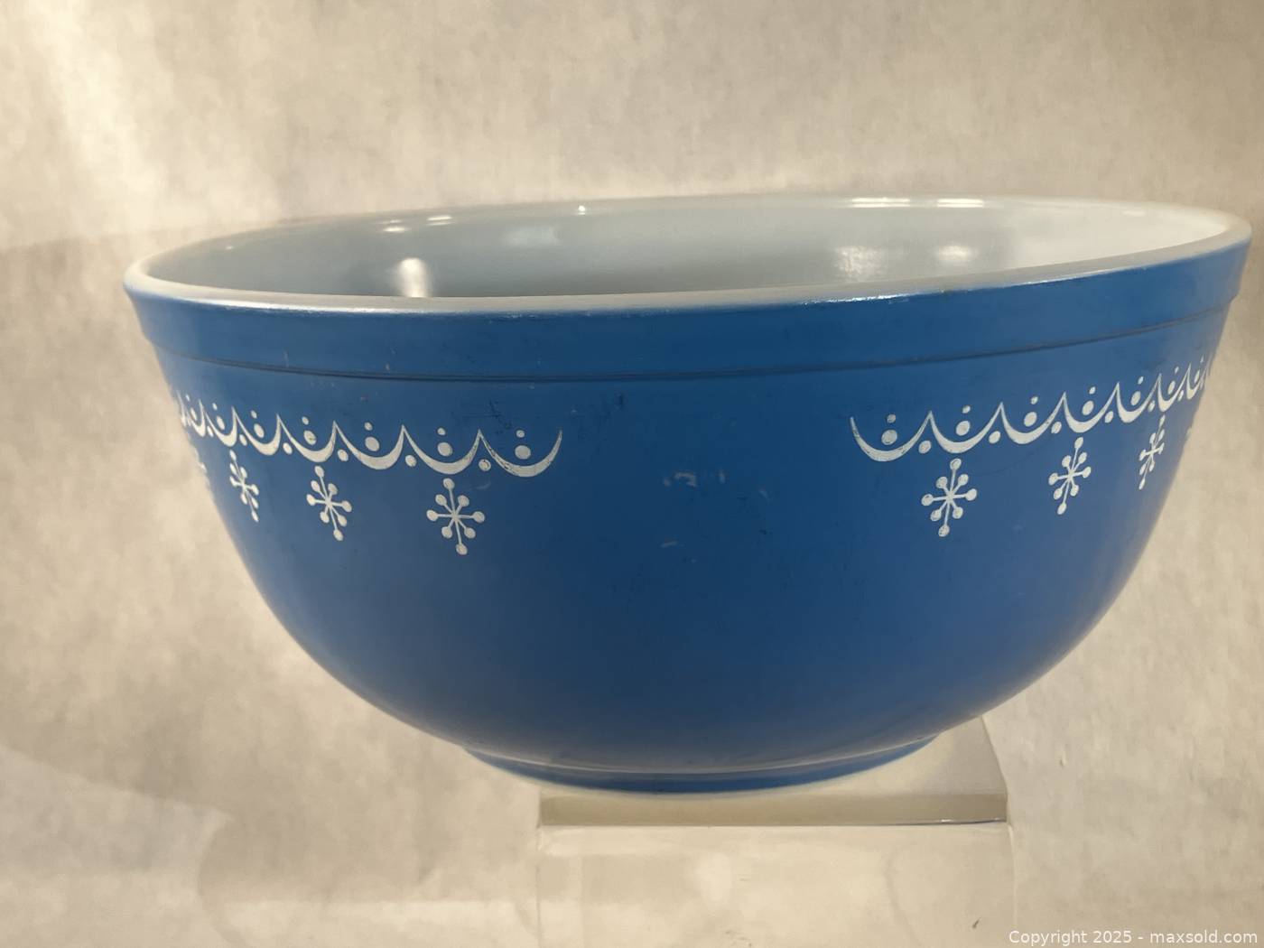 Pyrex Snowflake Garland Mixing Bowl 403 2.5 qt | Maxsold
