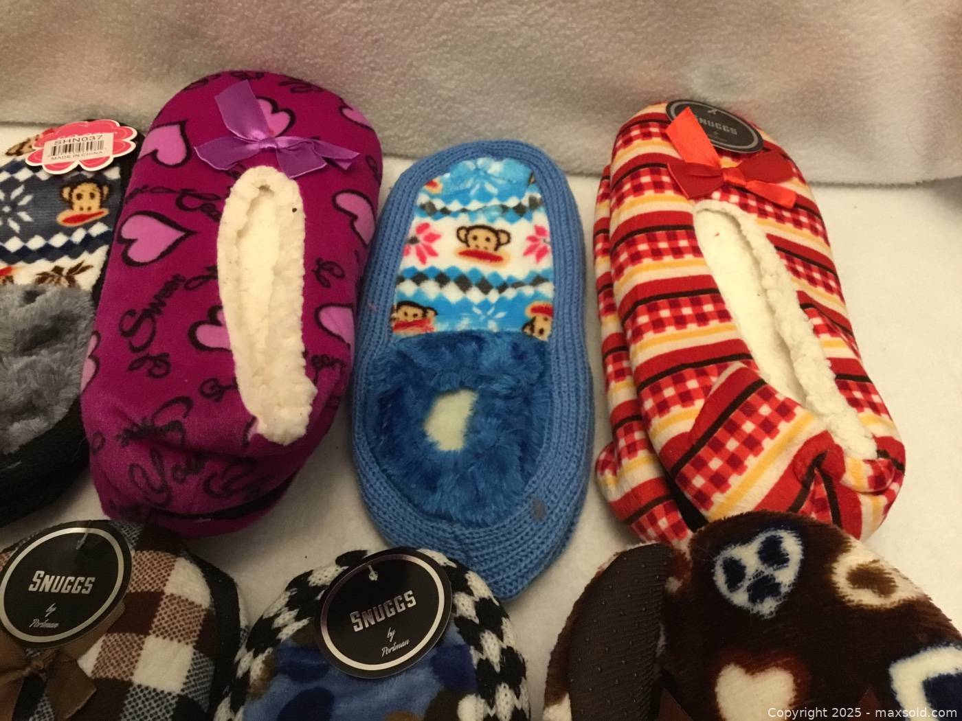 10 New Assorted Slippers Size 36-41 | Maxsold