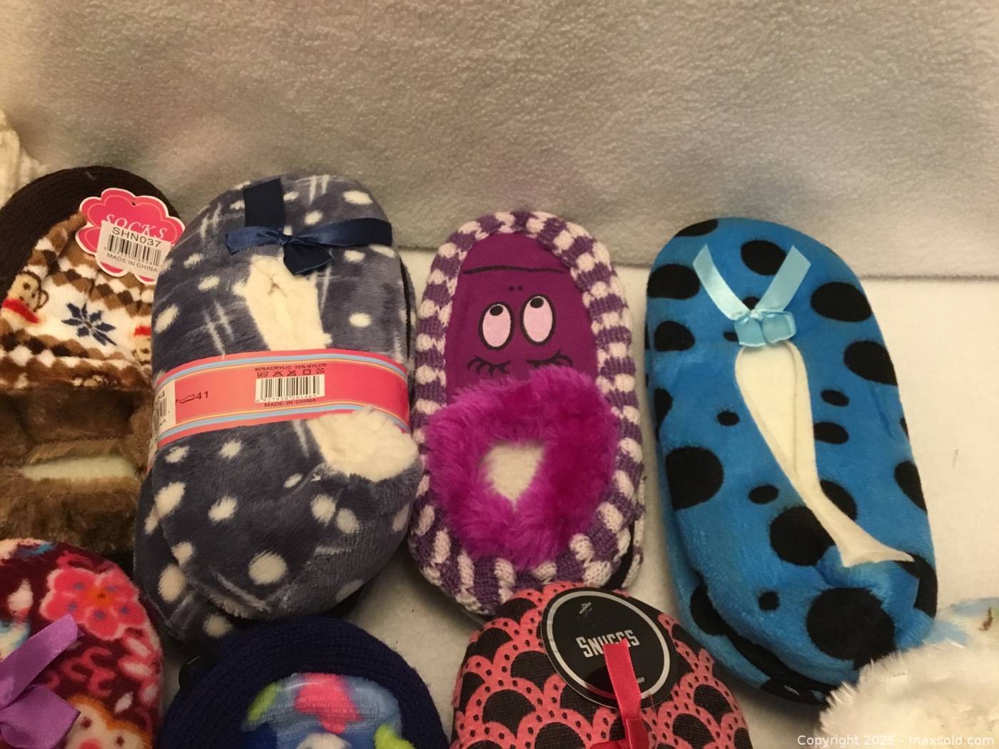 10 pairs assorted slippers, size 36-41 | Maxsold