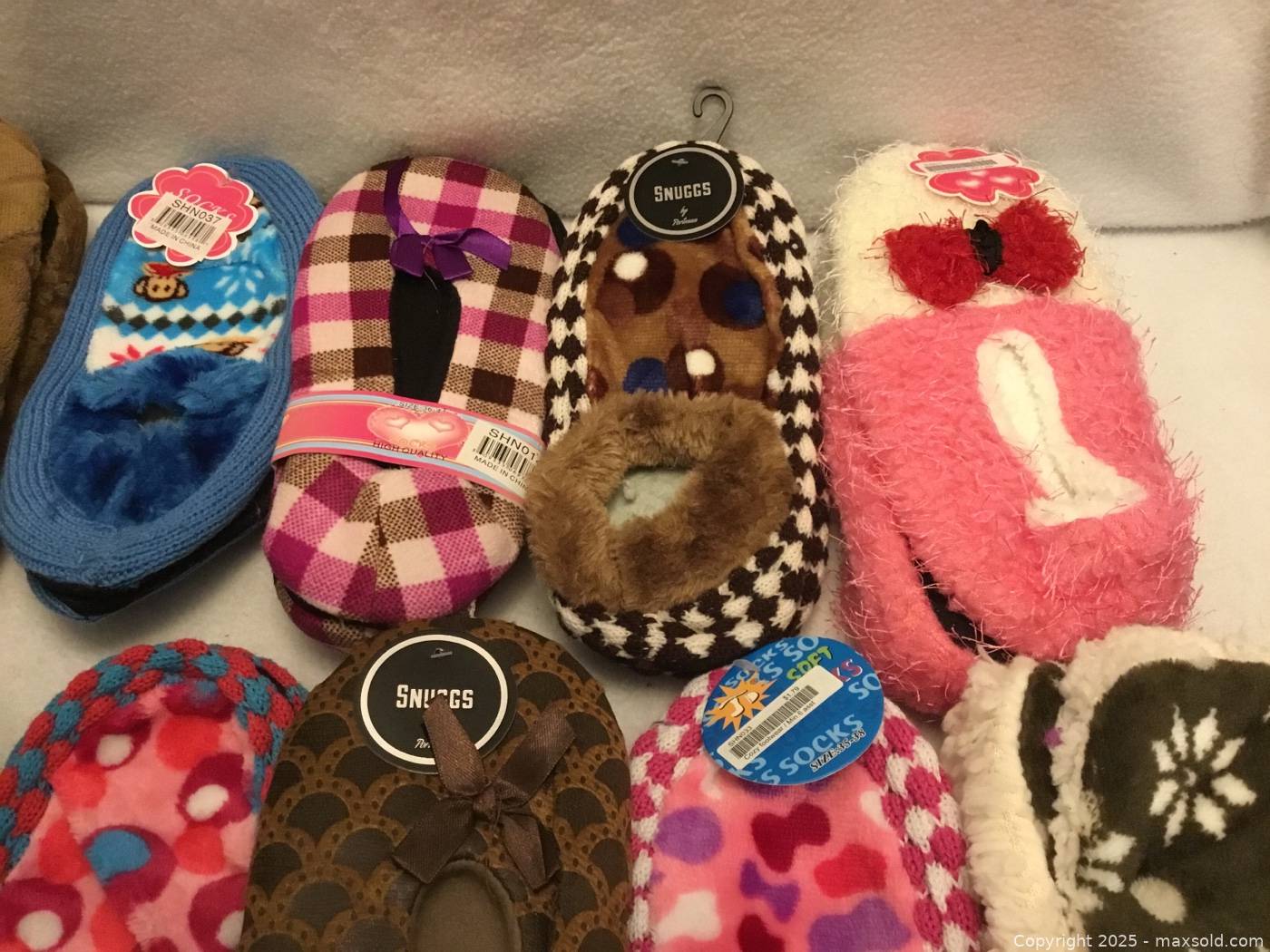 10 New Assorted Slippers Size 36-41 | Maxsold