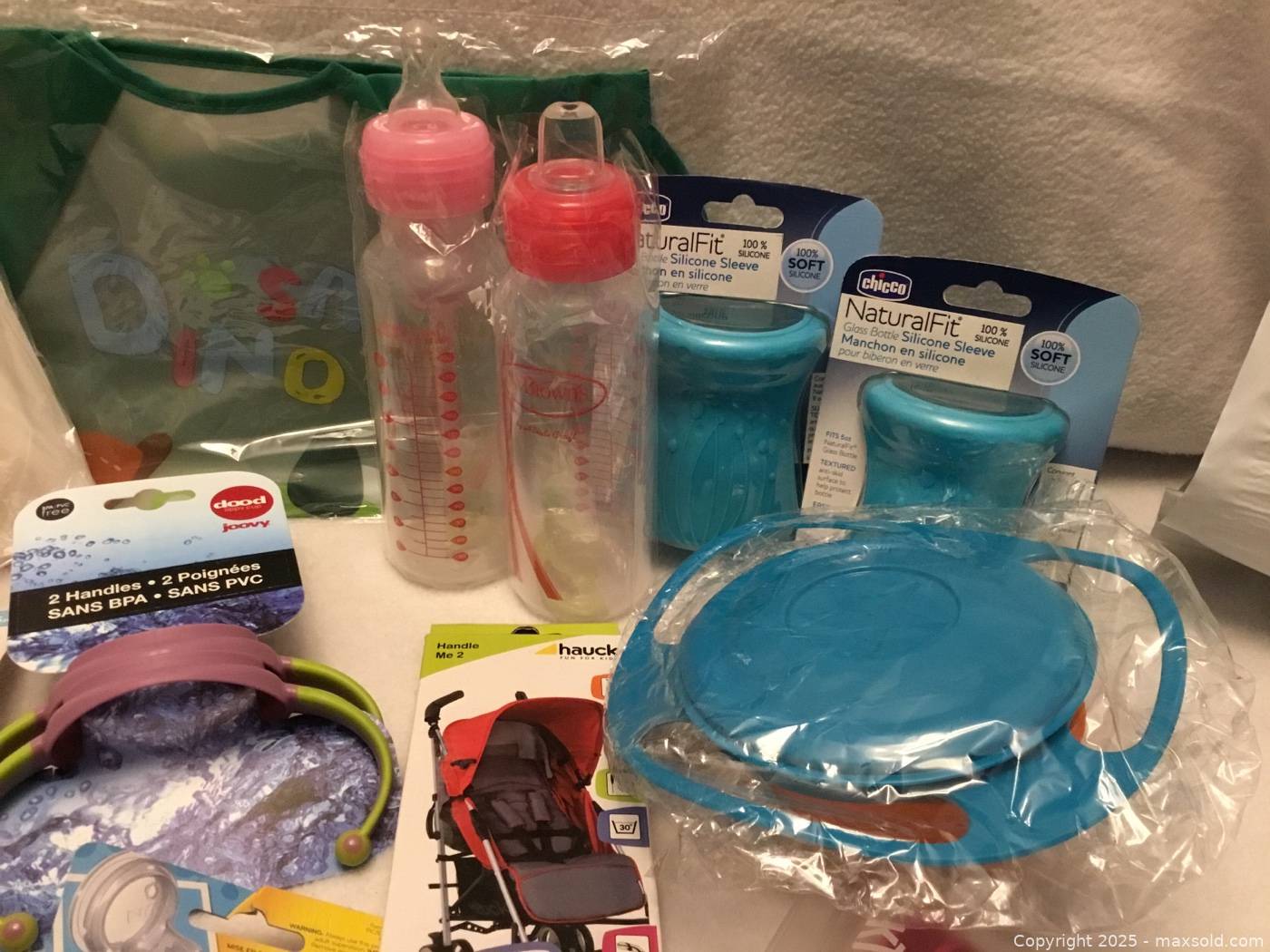 New assorted baby feeding accessories | Maxsold