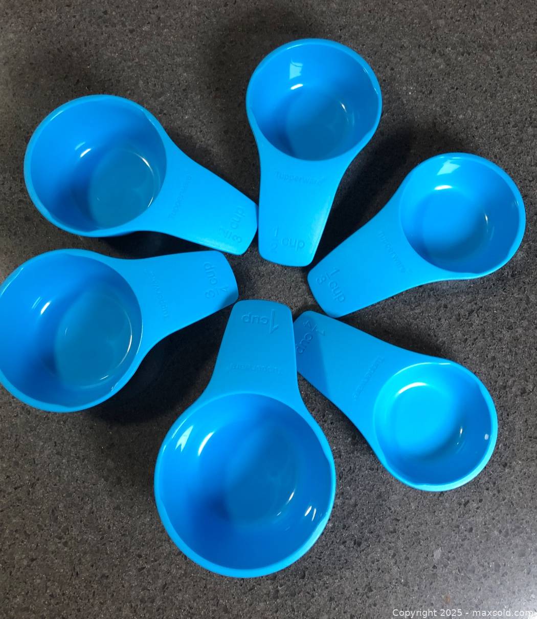 Tupperware measuring cups and spoons | Maxsold