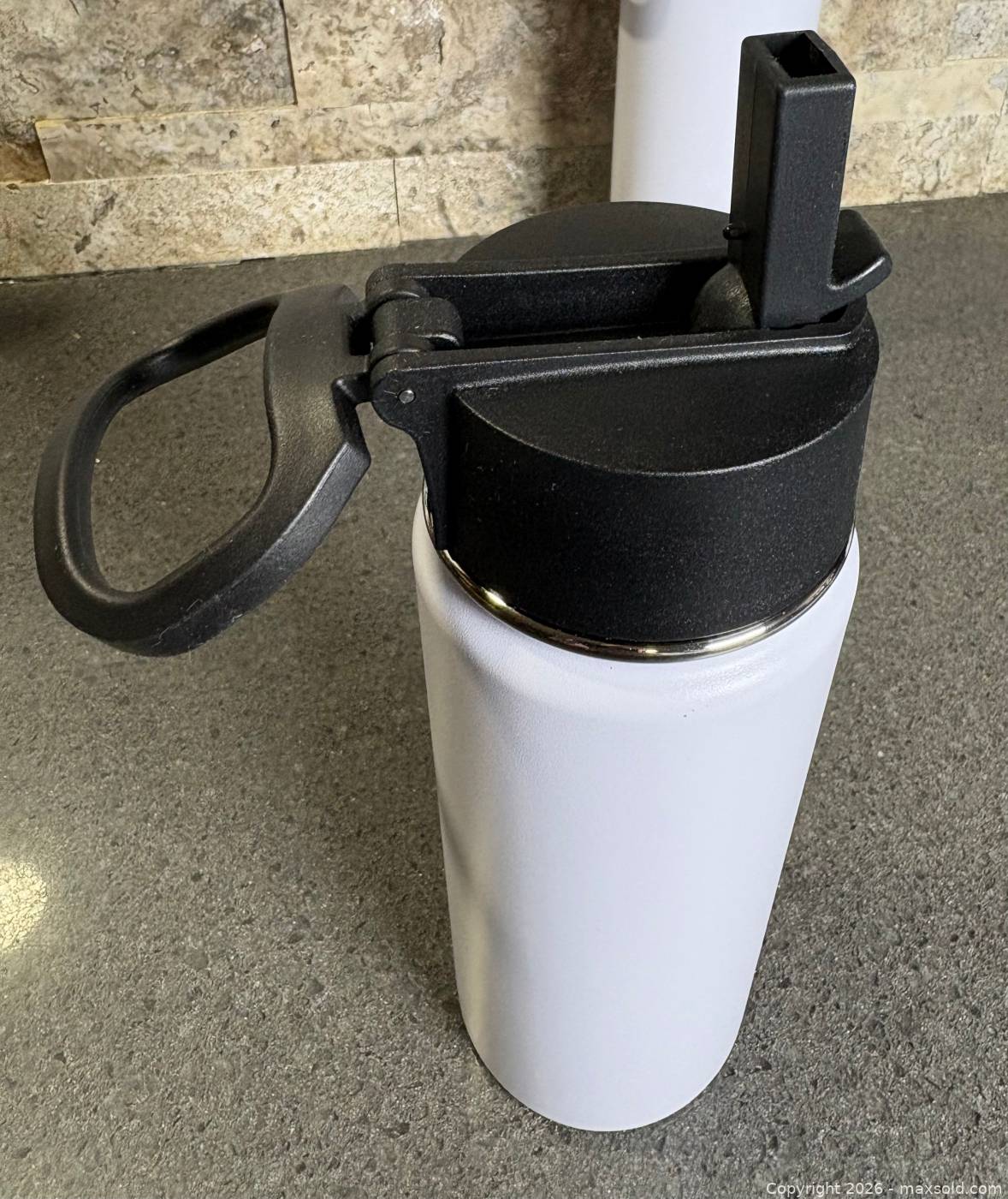 Pair stainless steel water bottles with flip-straw lids | Maxsold