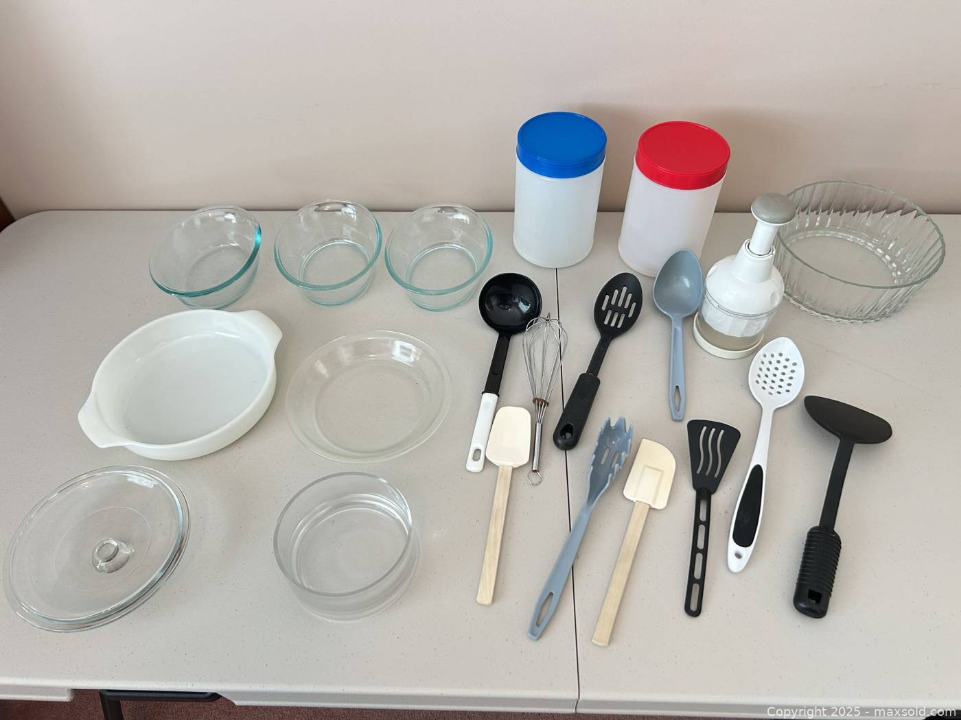 Kitchen utensils and glass bakeware, 20 pieces | Maxsold