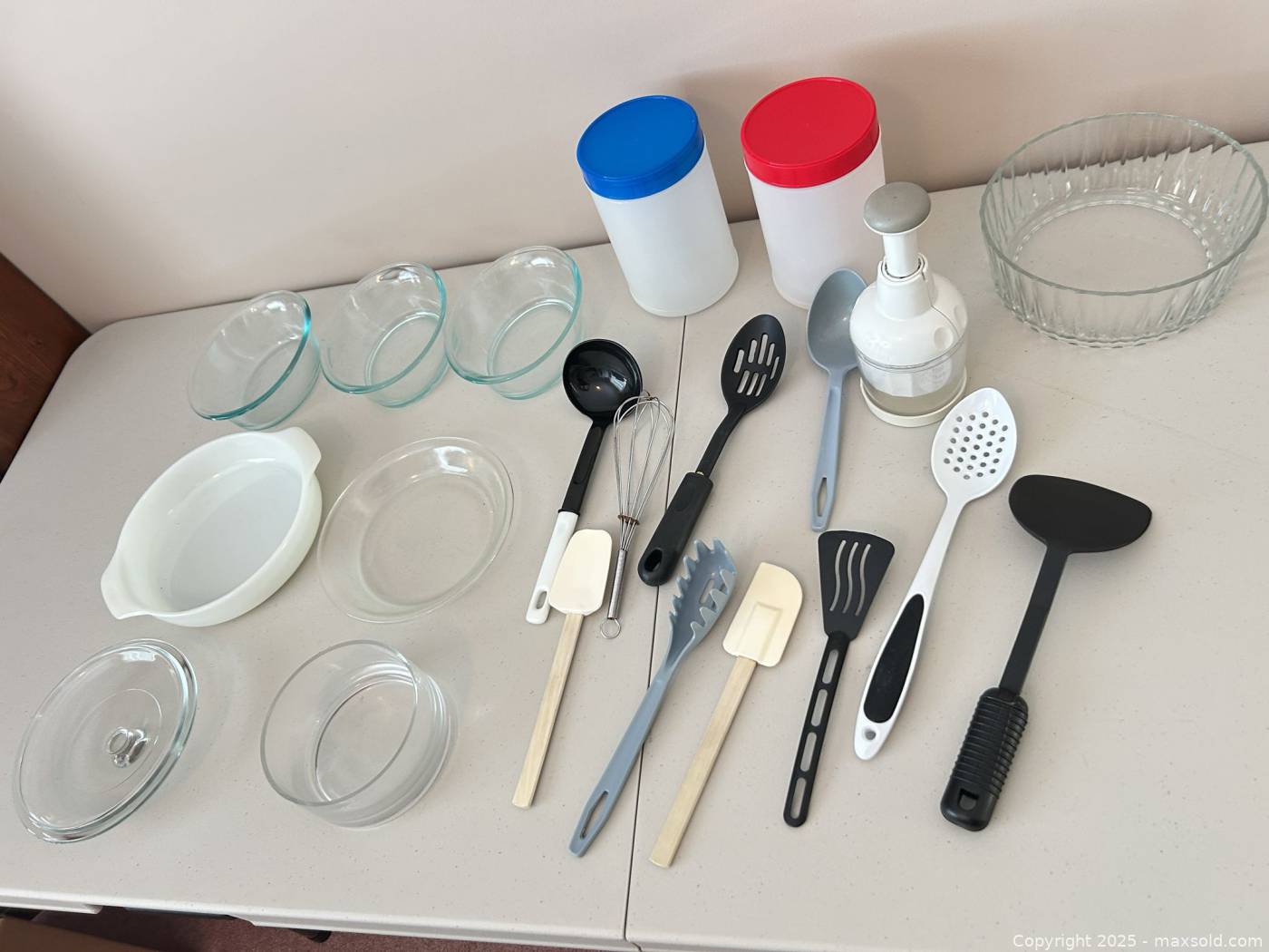 Kitchen utensils and glass bakeware, 20 pieces | Maxsold