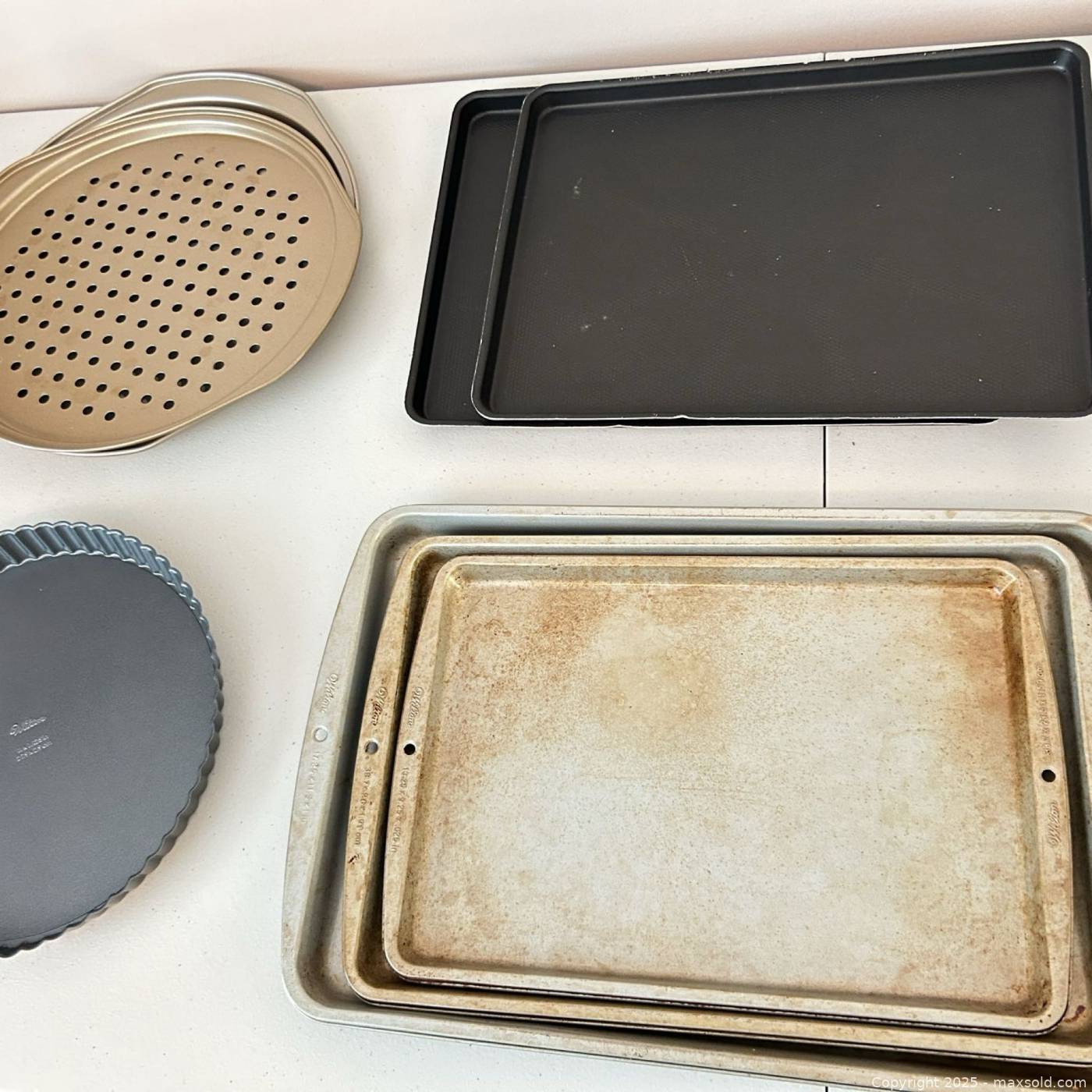 8-piece baking sheets and pans | Maxsold